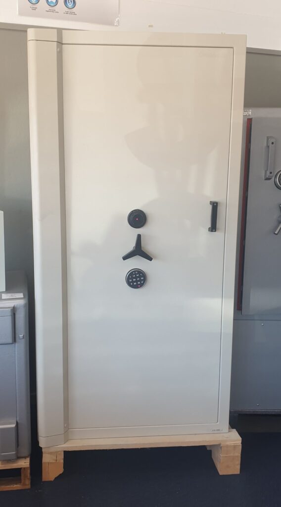 4ft Chubb Banker Safe - MSC Safe Co